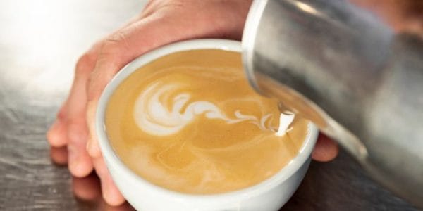 Apa Fungsi Creamer pada Kopi dan Perbedaannya dengan Susu